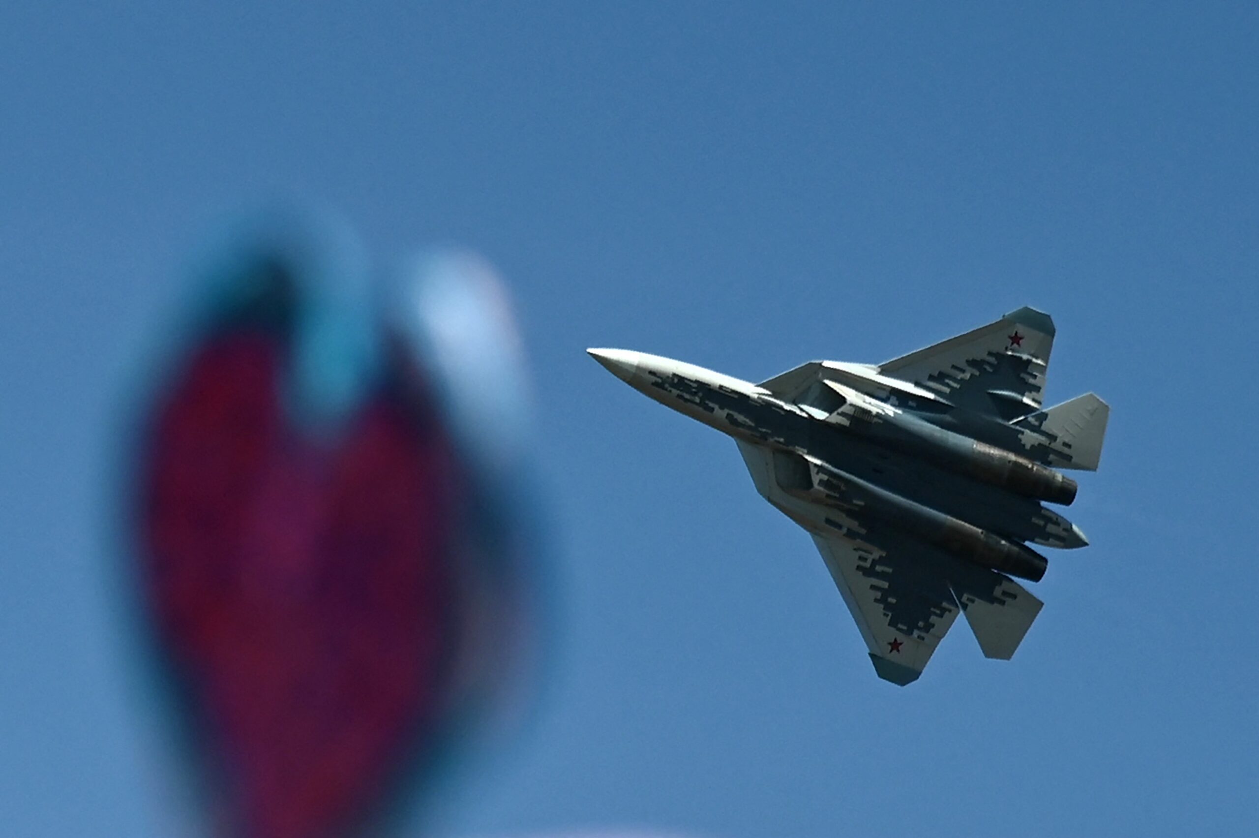 Rusia a prezentat avionul de vânătoare invizibil Su-57 la Dubai Airshow ...